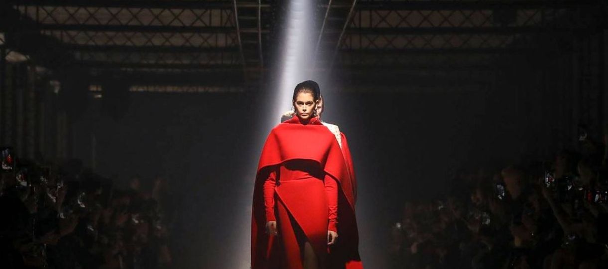 Ο Givenchy αναδεικνύει την κομψότητα κάθε γυναίκας, must