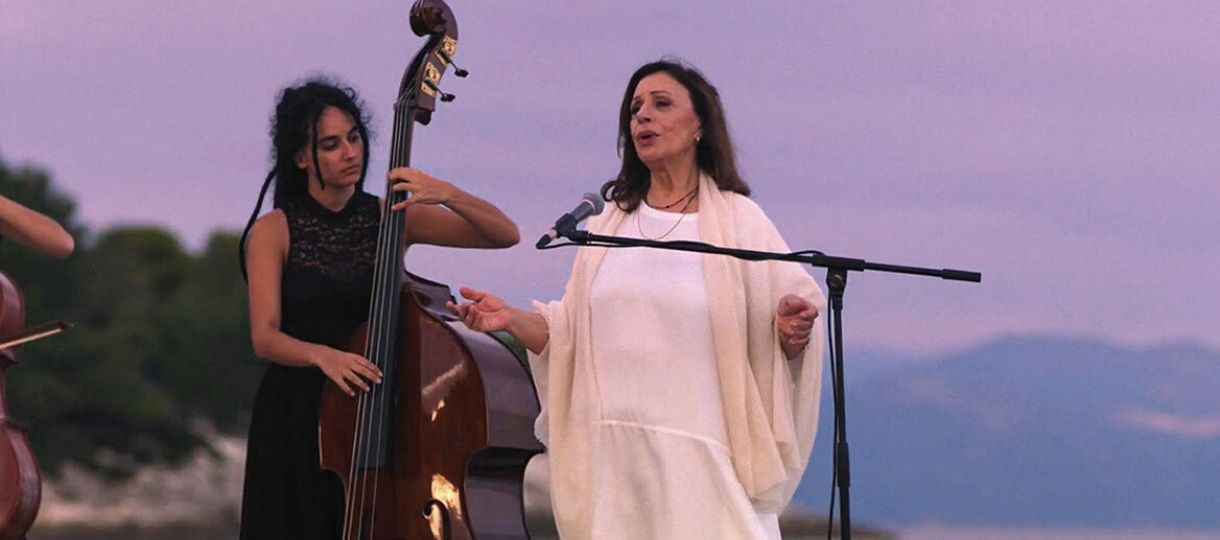 Αποθεώθηκε η Χαρούλα Αλεξίου στην τελική σκηνή του «Maestro», must